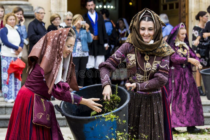 Ritratto Di Persone Simpatiche Irritate E Irritate, Infastidite E Cupe ...