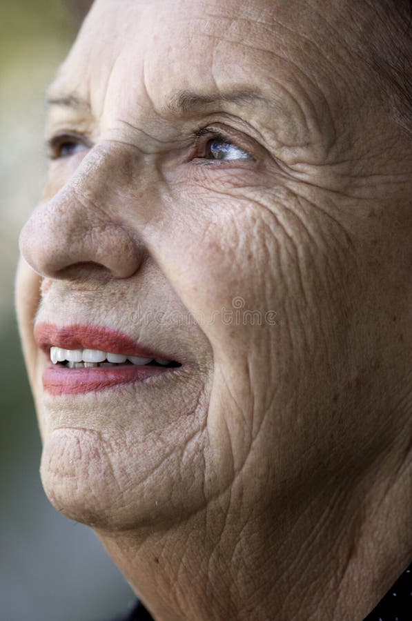 Sorriso della vecchiaia immagine stock. Immagine di esperienza - 821347