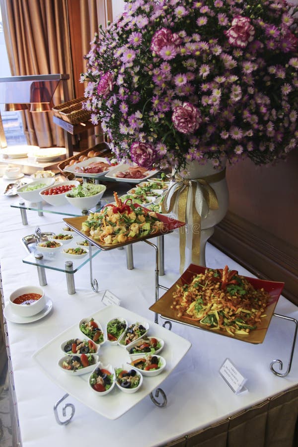 Sortierte Frische Salate Angezeigt Auf Einem Buffet Stockfoto - Bild ...