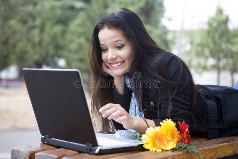 Ragazza Con Laptop Al Parco Fotografia Stock - Immagine di ragazze ...