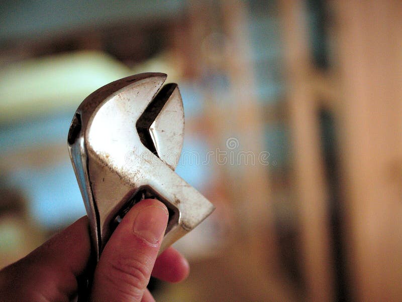 Sostener Una Llave Creciente En Mi Mano En Taller Imagen de archivo ...