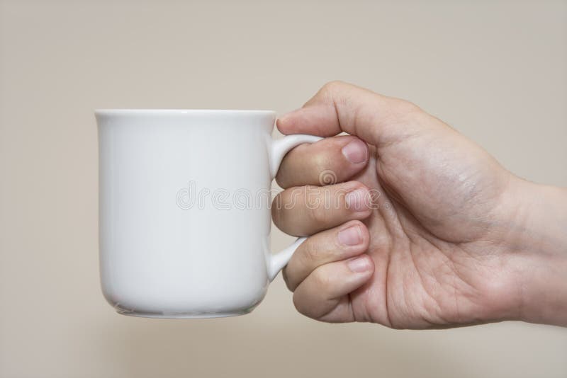 Sostener una taza foto de archivo. Imagen de presente - 55047910