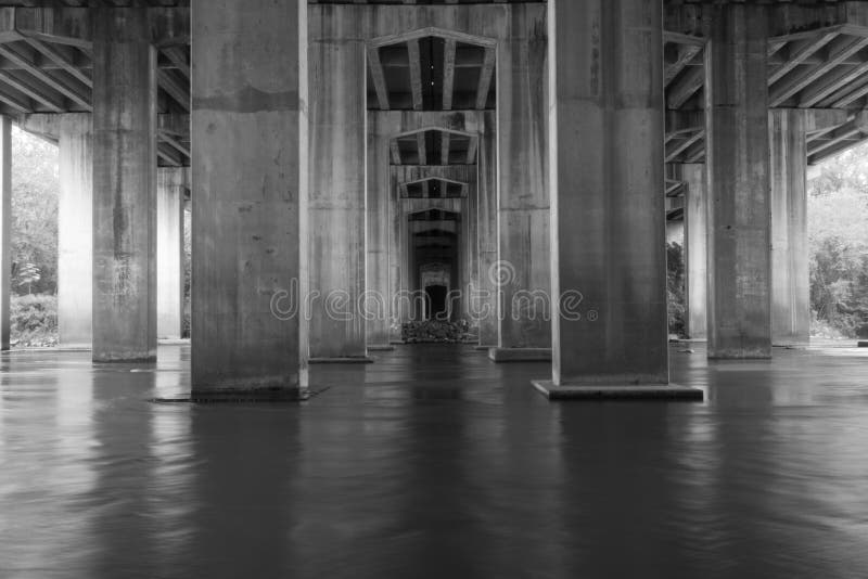 Sotto il ponte fotografia stock. Immagine di acciaio - 29478252