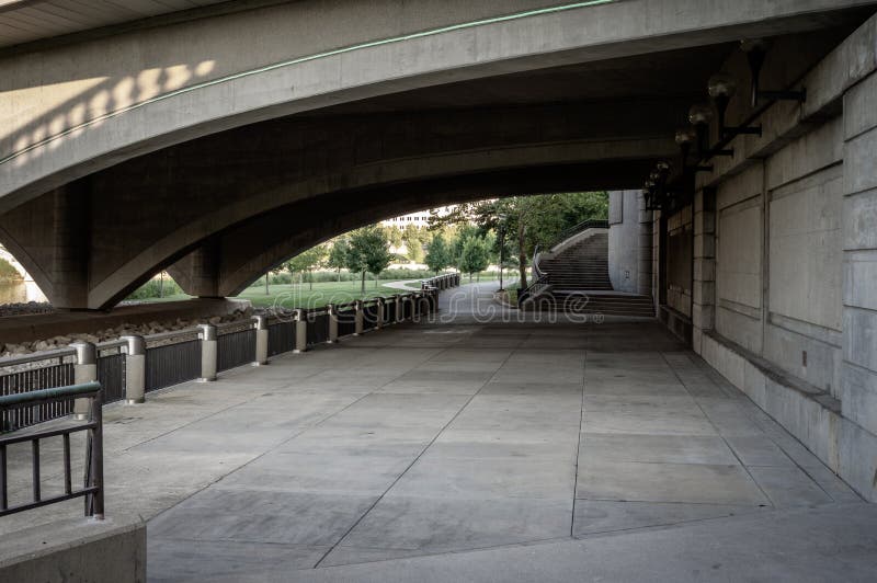 Sotto il ponte cittadino immagine stock. Immagine di cemento - 159206697