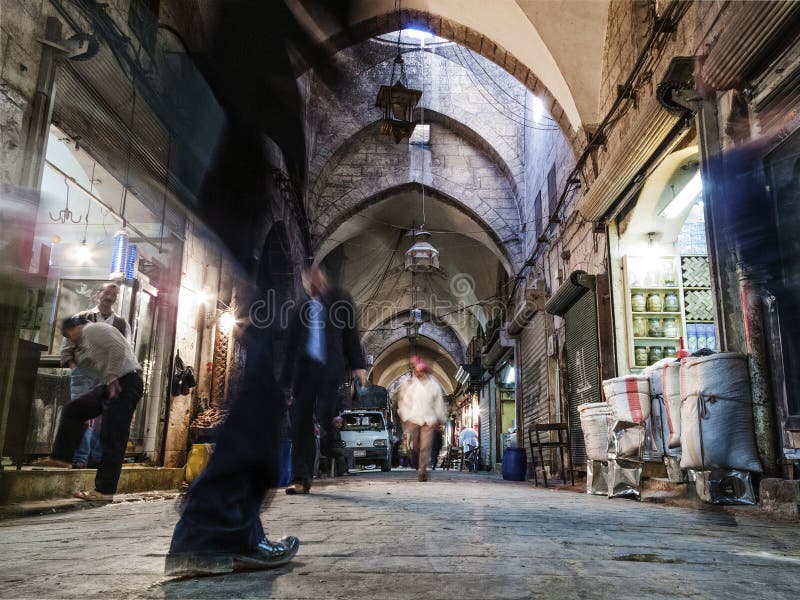 Soukmarkt Het Winkelen Straat In Oude Stad Van Aleppo Syrië Redactionele Stock Foto - Afbeelding ...