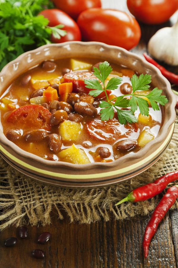 Soupe Avec Le Haricot Rouge Photo stock - Image du légume, assiette ...