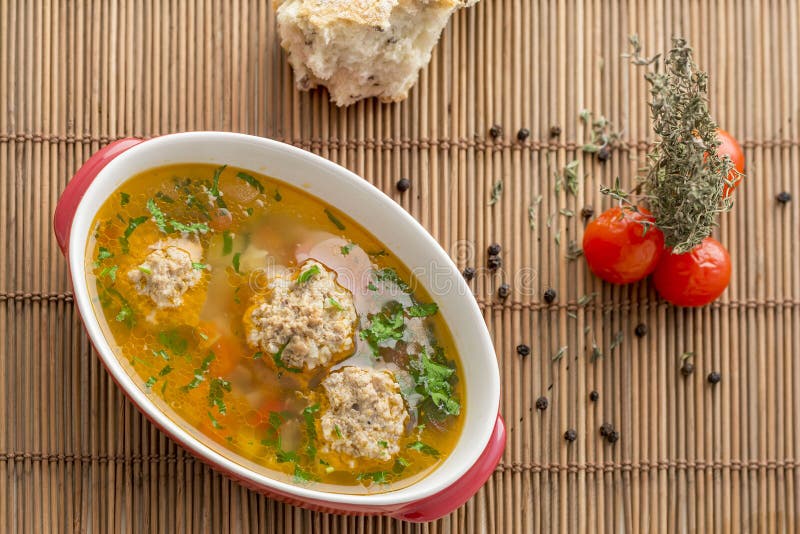Soupe Traditionnelle Roumaine Avec Des Boulettes De Viande Photo stock ...