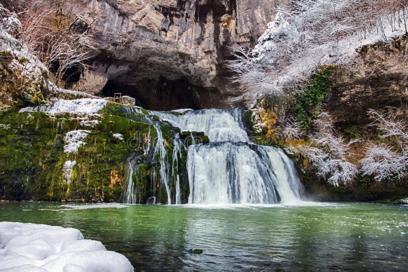La Cascade De La Source Du Lison Dans Les Frances Image stock - Image ...