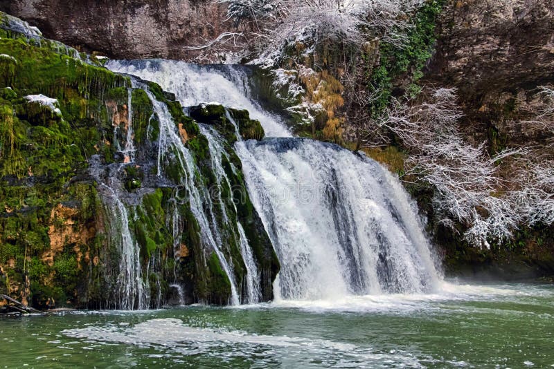 La Cascade De La Source Du Lison Dans Les Frances Image stock - Image ...