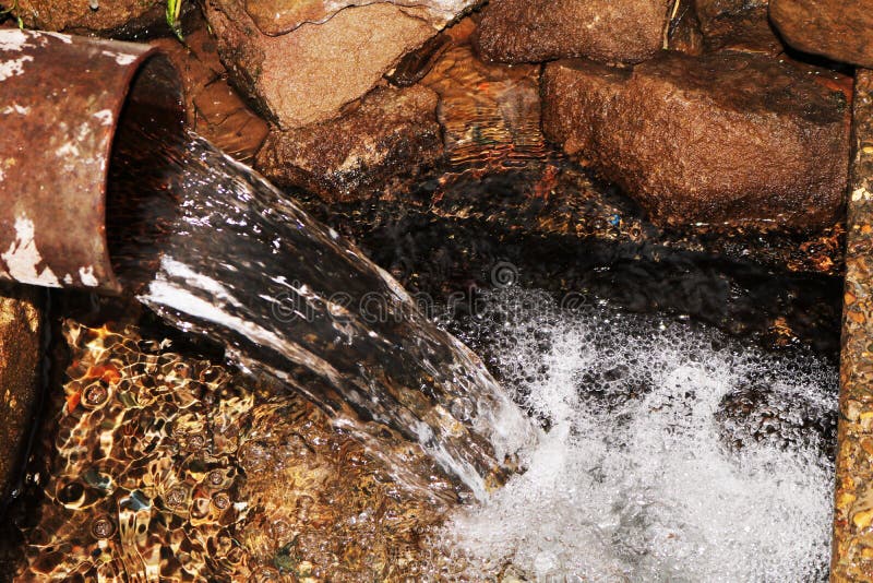 Source naturelle de l'eau photo stock. Image du vallée - 45303198