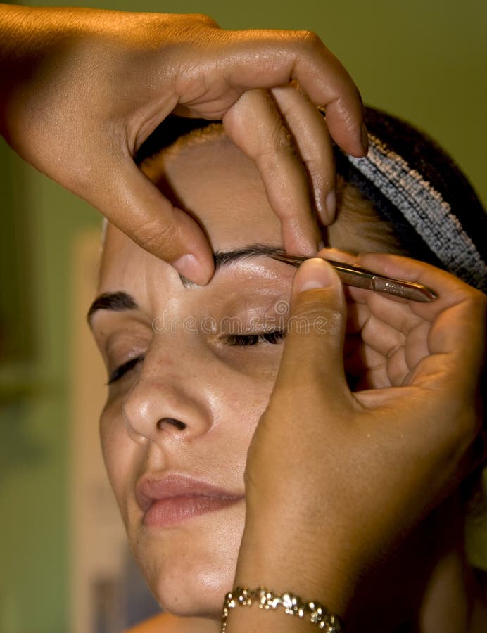 Sourcil Tweezing photo stock. Image du métal, visage, sourcils - 6248156