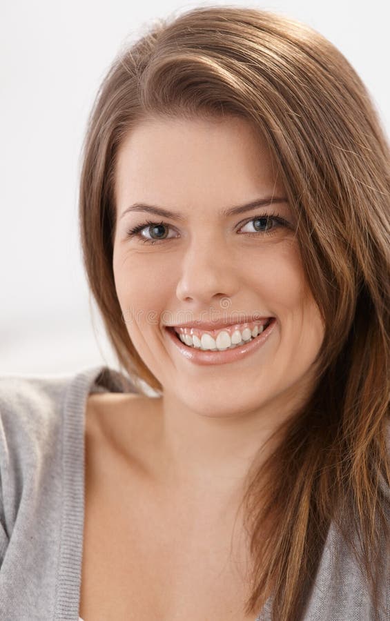 Portrait Du Sourire Blond Attrayant De Femme Image stock - Image du ...