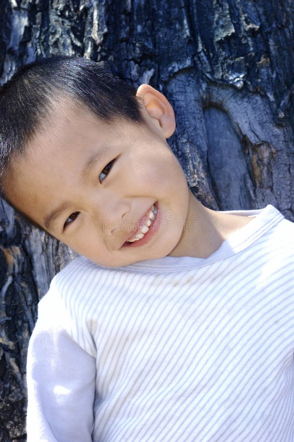 Sourire Espiègle Sur L'enfant Sauvage Photo stock - Image du visage ...
