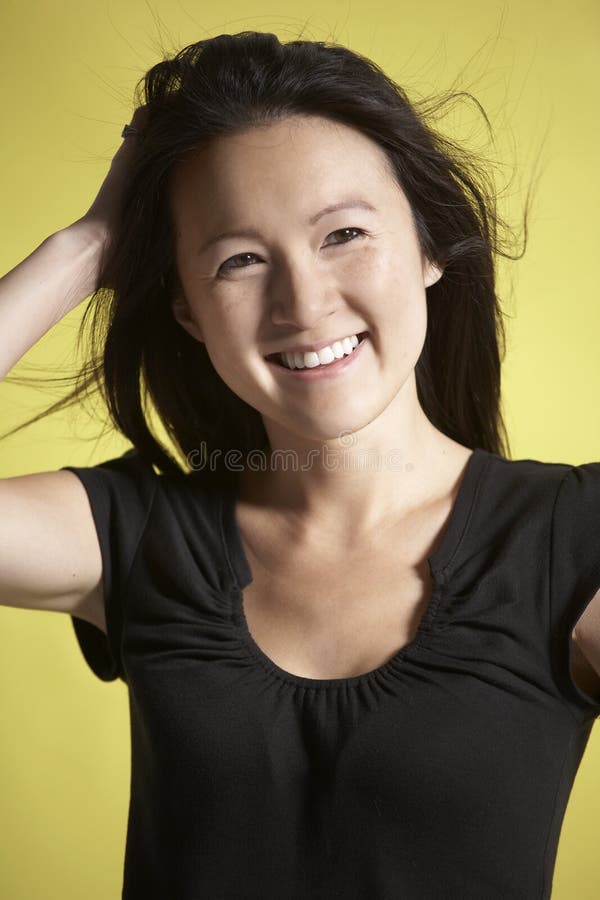 Sourire timide image stock. Image du asiatique, femme - 5821363
