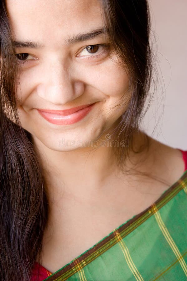 Sourire Timide De Beaux Femmes Indiens Photo stock - Image du soin ...
