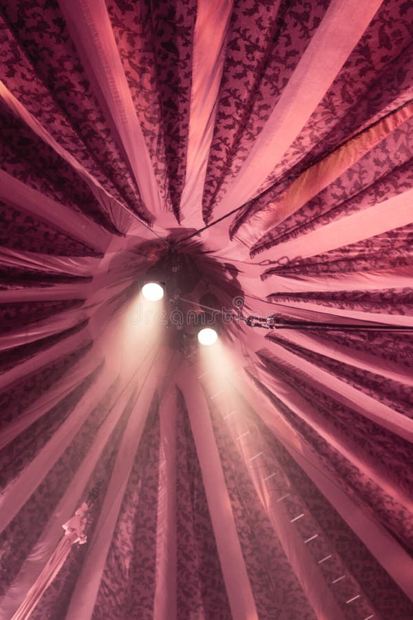 Sous le chapiteau photo stock. Image du exposition, divertissement ...