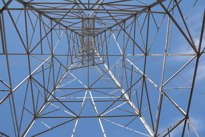 Sous le pylône image stock. Image du tension, ciel, perspective - 69012319