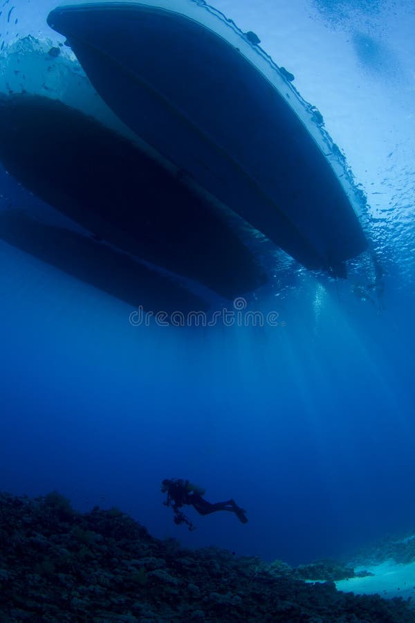 Sous-marin - Plongeur Et Bateau Photo stock - Image du scaphandre ...