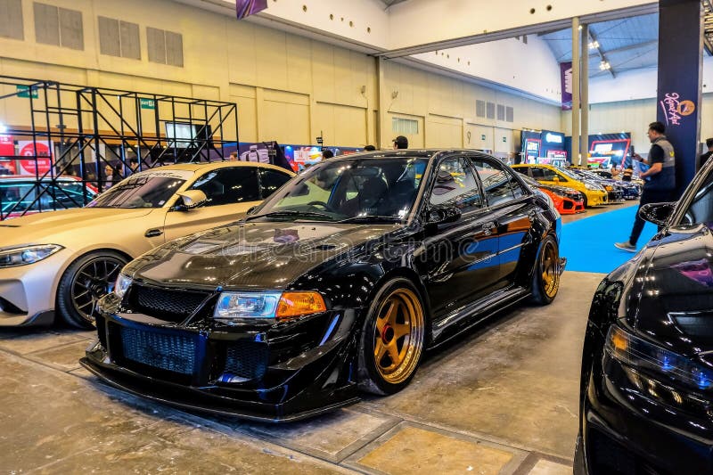 Modified Black Mitsubishi Lancer Evolution V in Indonesia Modification ...