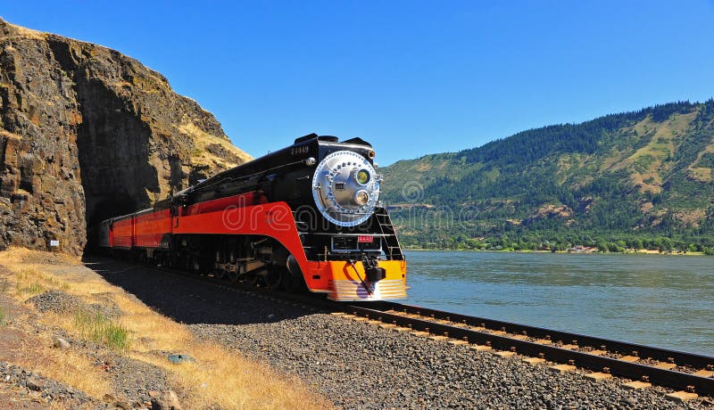 Southern Pacific Daylight Steam Engine Editorial Photo - Image of gorge ...