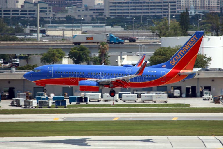 569 Southwest Airlines Boeing 737 Landing Stock Photos - Free & Royalty ...