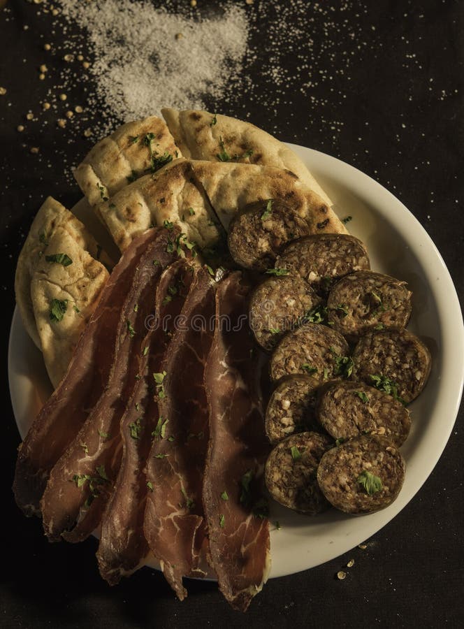 Soutzouki y pastourma imagen de archivo. Imagen de plato - 85438955