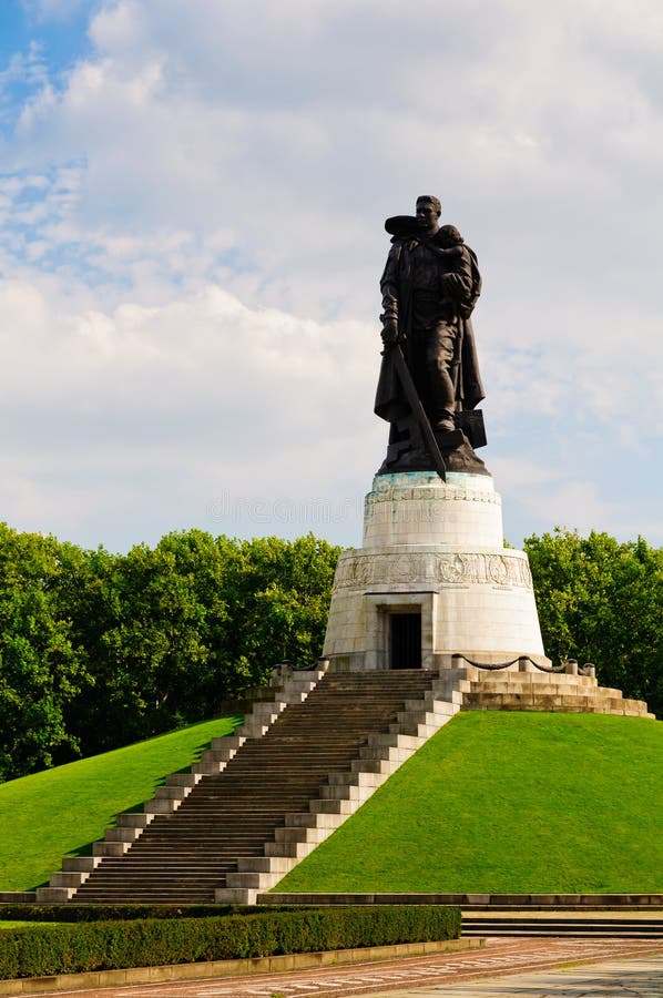 Soviet War Memorial, Berlin Editorial Stock Photo - Image of monument ...