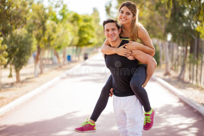 Spaß Mit Meiner Freundin Haben Stockfoto - Bild von aktiv, nett: 62105418