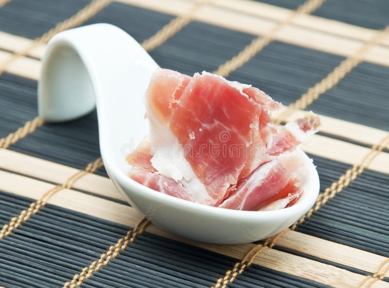 De Spaanse Besnoeiing Van Jamon Van De Ham Serrano Stock Foto - Image ...