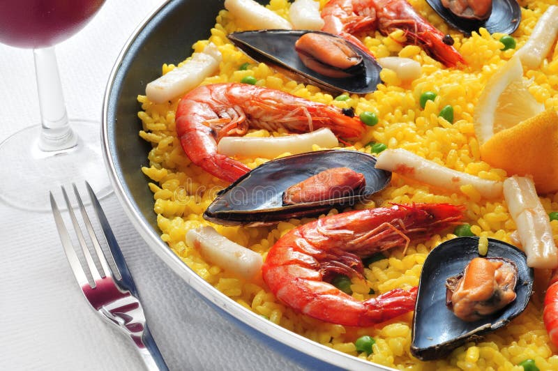 Typische Spaanse Paella Een Gerecht Met Zelfgemaakte Knoflook En Verse ...