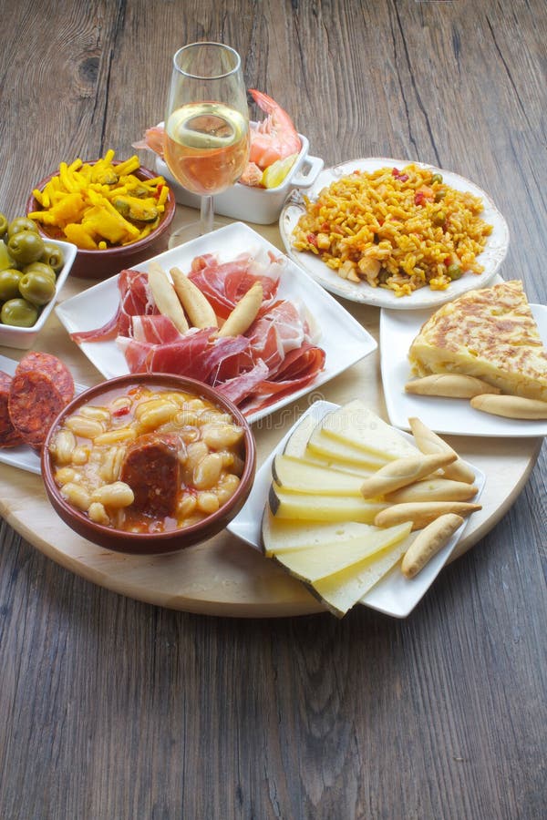 Spaanse tapas stock afbeelding. Image of spaans, genezen - 24554689