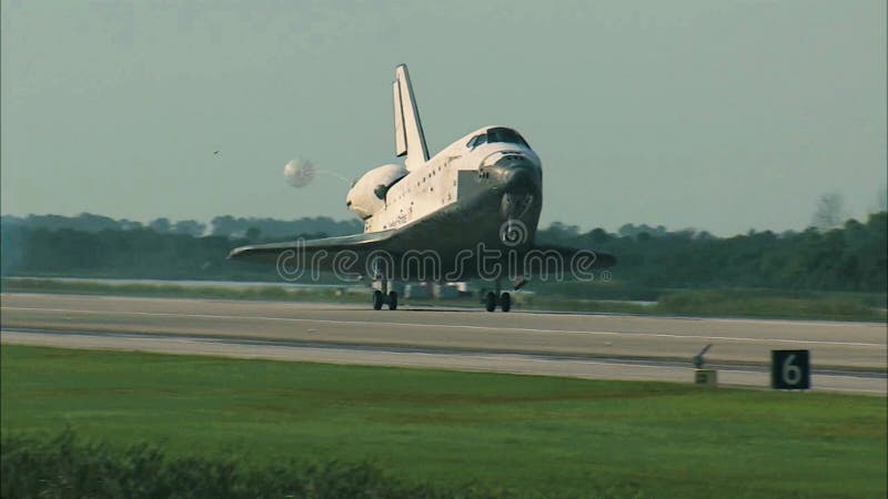Closeup View of Shuttle Landing. Space Shuttle Discovery is Landing on ...
