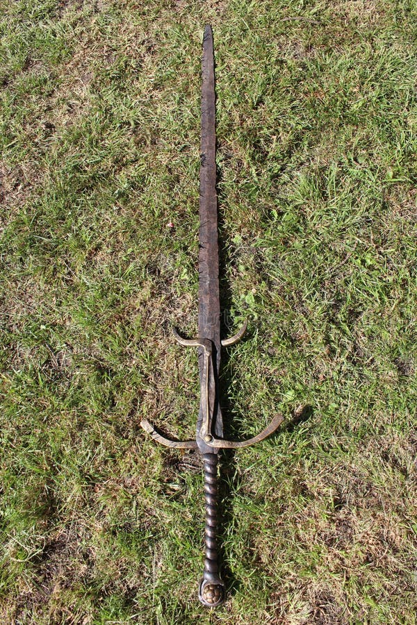 Spada Medievale Sulla Terra Immagine Stock - Immagine di calcare, idee ...