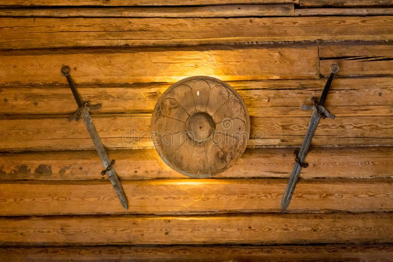 Spade Di Viking E Piccolo Schermo Che Appendono Sulla Parete Di Legno ...