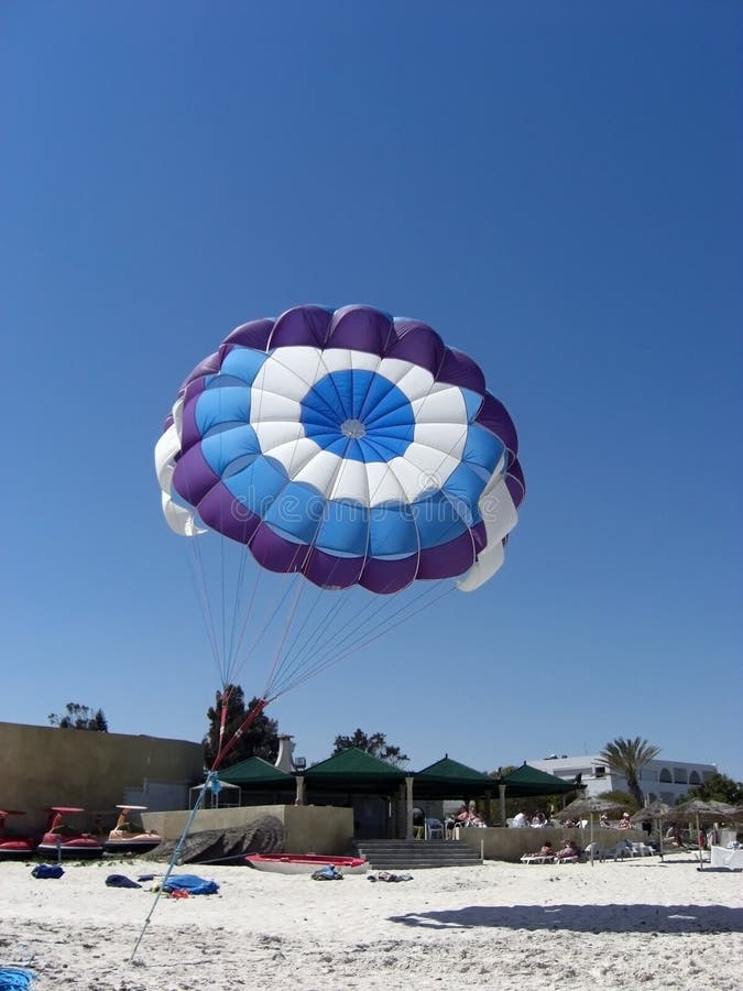 Spadochron na plaży obraz stock. Obraz złożonej z linie - 4998217
