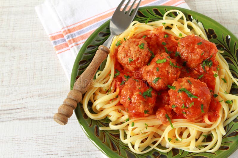Spagetti Och Köttbullar Med Basilikagarnering Fotografering för ...