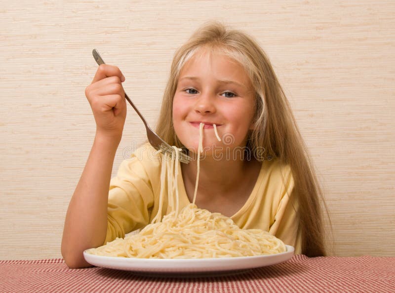 Spaghetti photo stock. Image du beau, blonde, manger - 15200962