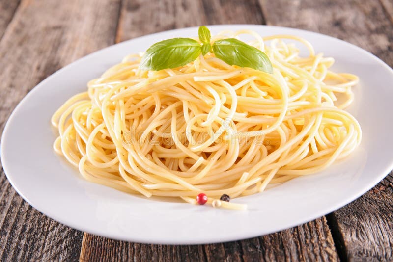 Spaghetti stock afbeelding. Image of culinair, basilicum - 53963593