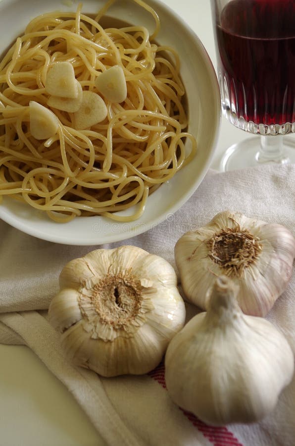 Spaghetti aglio e olio stock image. Image of garlics - 61686373