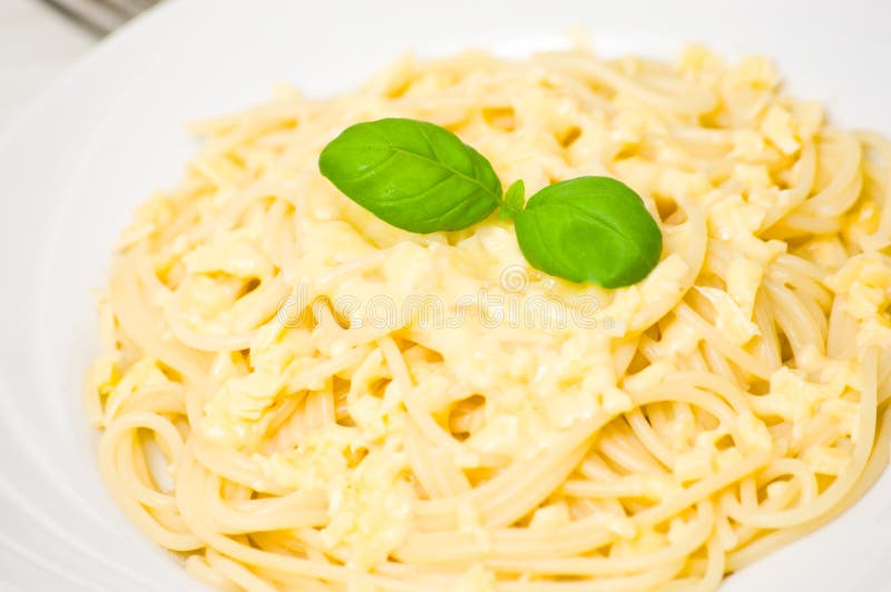 Spaghetti con formaggio fotografia stock. Immagine di buongustaio ...