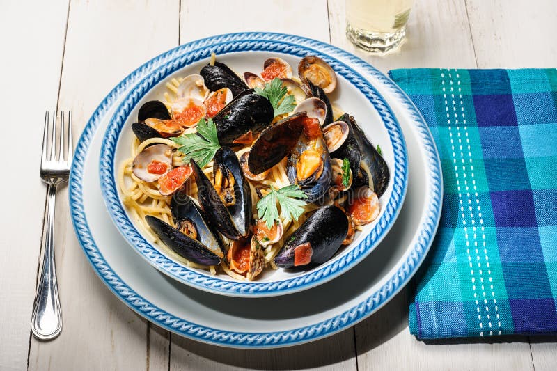 Spaghetti Con I Mitili Ed I Molluschi Fotografia Stock - Immagine di ...