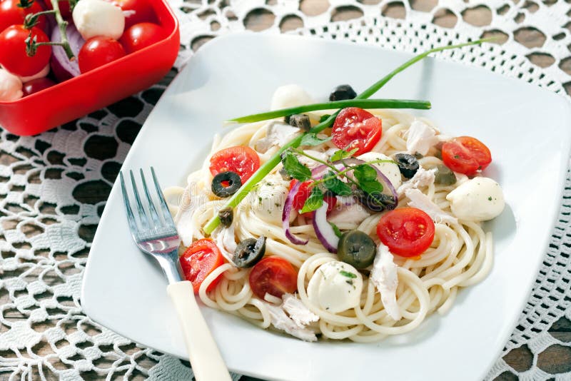 Spaghetti Con La Mozzarella Fotografia Stock - Immagine di olio ...