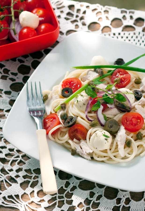 Spaghetti Con La Mozzarella Fotografia Stock - Immagine di oliva ...