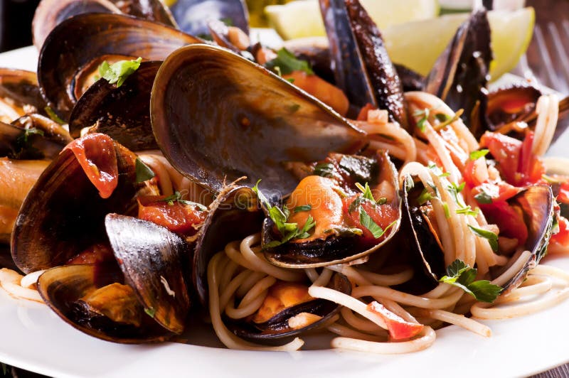 Spaghetti con le cozze stock photo. Image of black, crustacean - 19089500