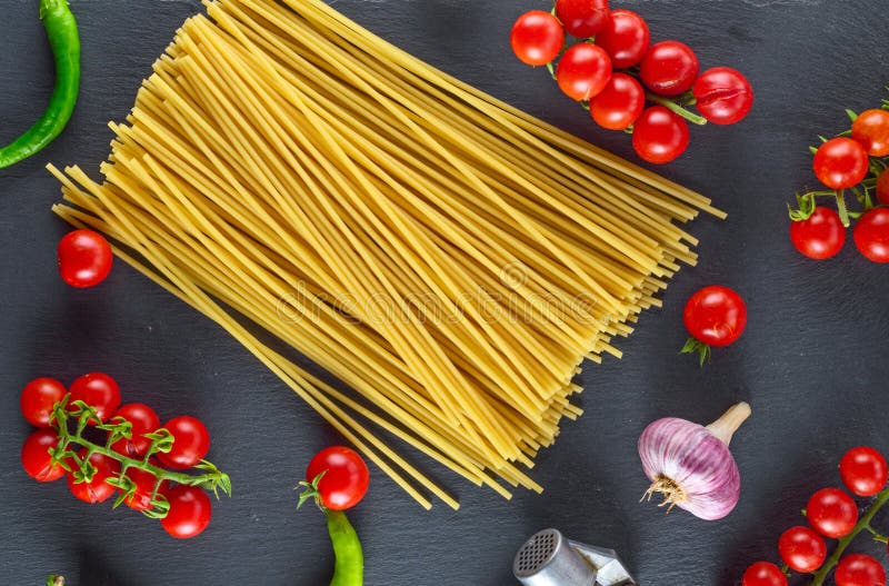 Spaghetti Crudi Della Pasta, Vista Superiore Immagine Stock - Immagine ...