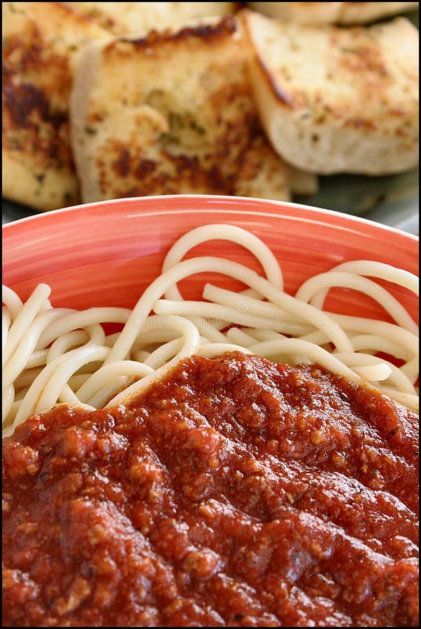 Spaghetti and garlic bread stock image. Image of italy - 1031381