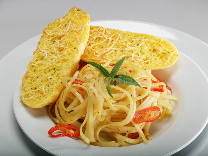 Spaghetti and garlic bread stock photo. Image of diet - 5901106