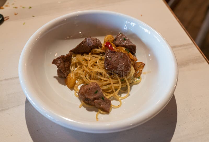 Spaghetti Garlic Chile Wagyu Ternera Vino Blanco Foto de archivo ...
