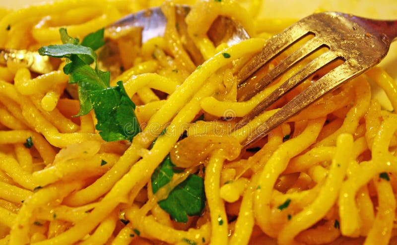 Spaghetti Gialli Italiani Con Zafferano Immagine Stock - Immagine di ...