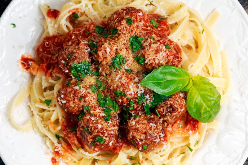 Spaghetti Italiani Della Pasta Con Le Polpette in Salsa Al Pomodoro ...